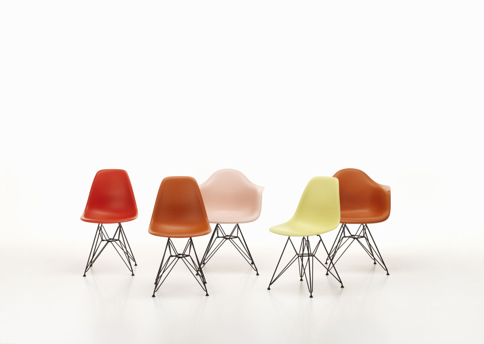 Designwerkstatt Dresden: Eames Plastic Chairs RE von Vitra