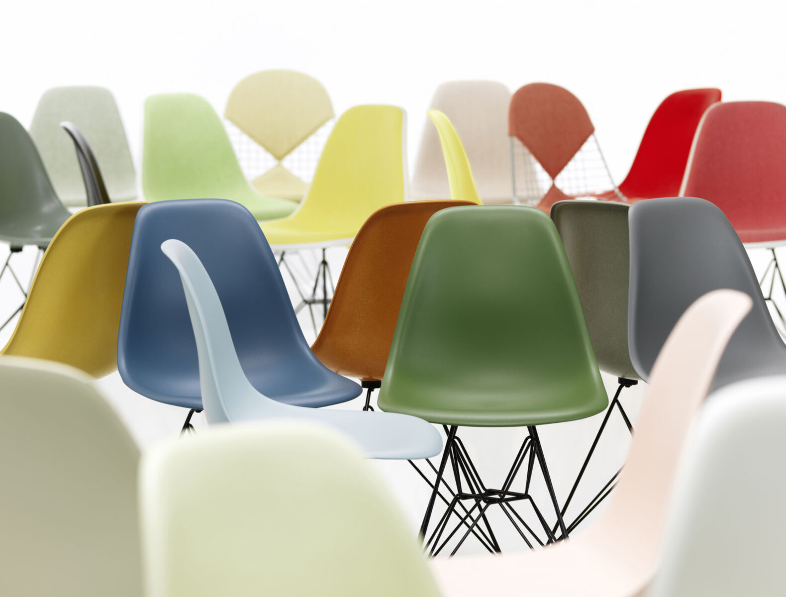 Designwerkstatt Dresden: Eames Plastic Chairs RE von Vitra